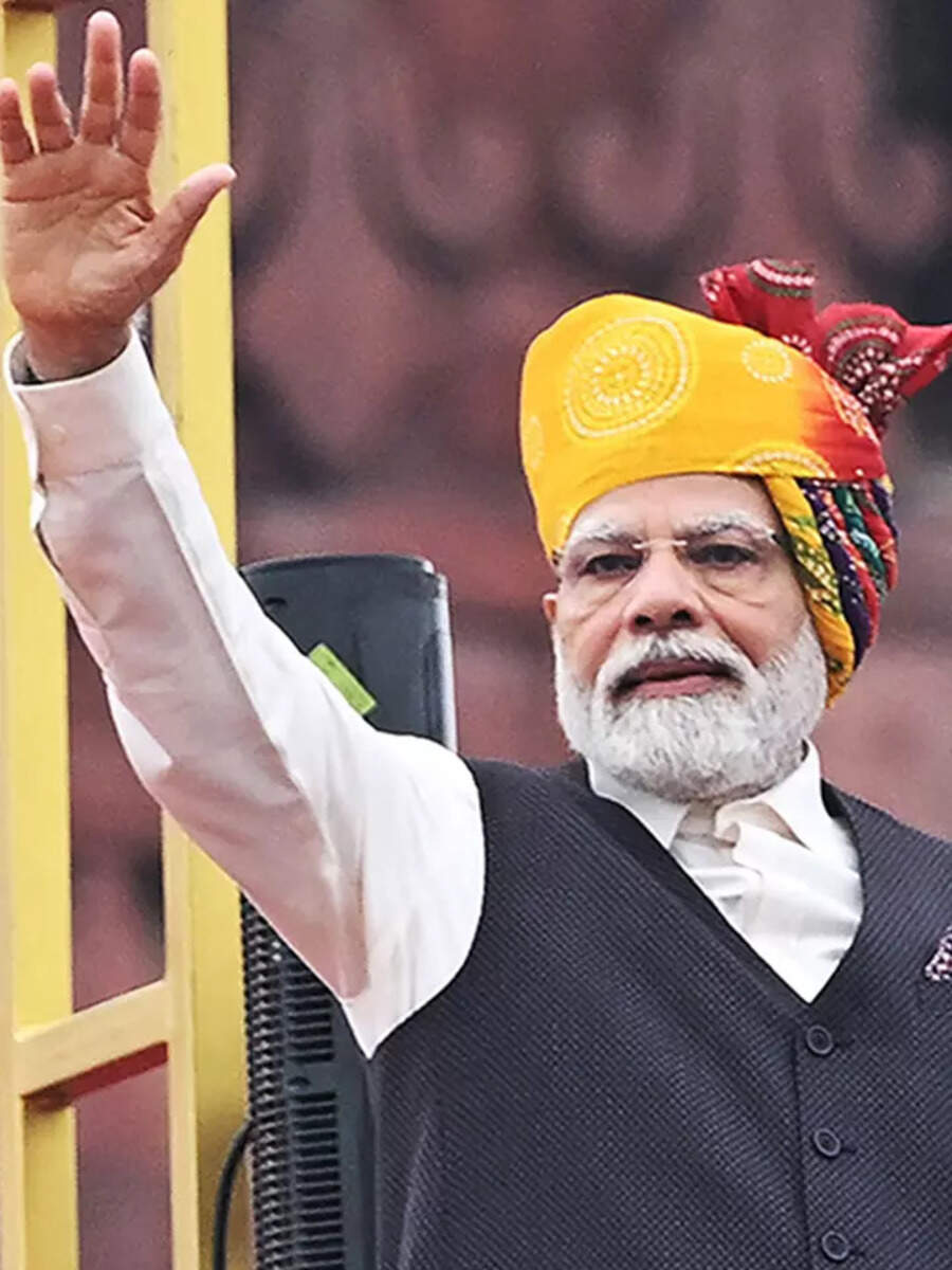 PM Modi hoists National Flag at Red Fort on 77th Independence Day ...