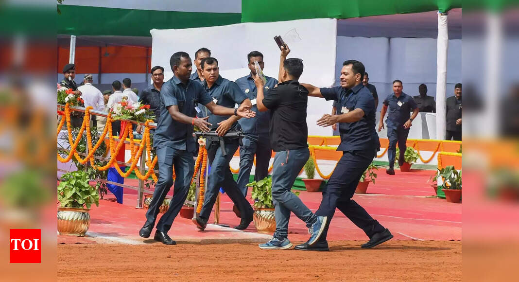 Man breeches Bihar CM Nitish Kumar’s security during I-Day event ...