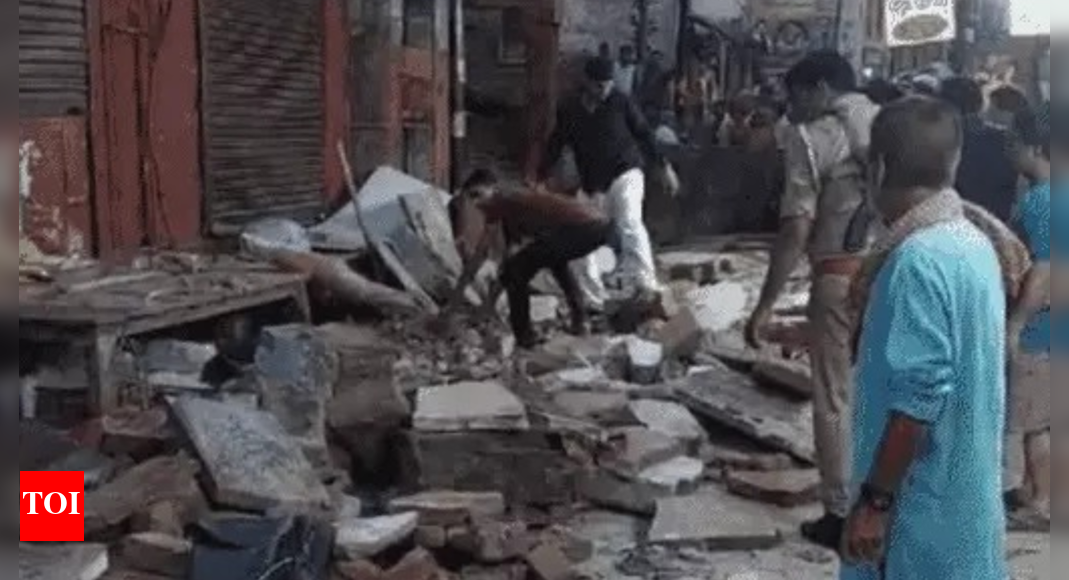 UP building collapse news: Five devotees killed in Vrindavan building ...