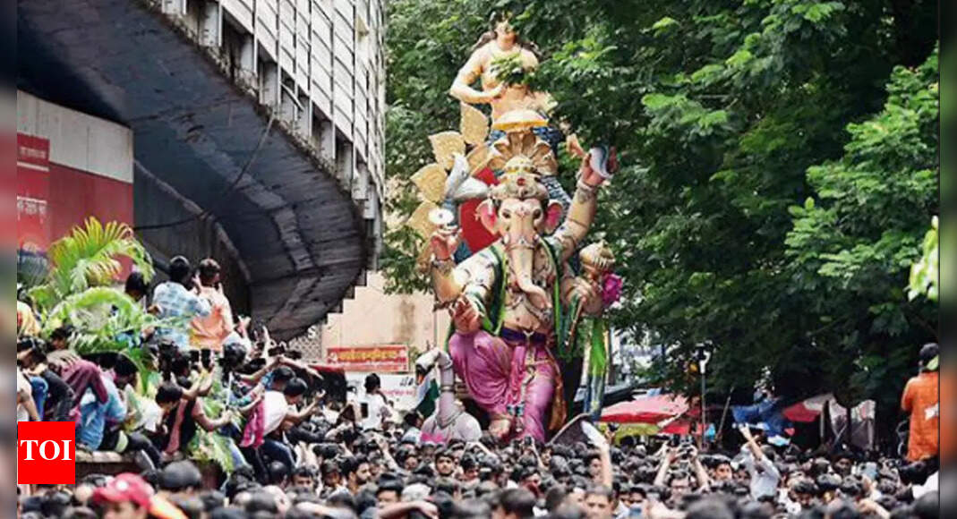 Sea of devotees welcome Bappa in Mumbai ahead of Ganesh Chaturthi ...