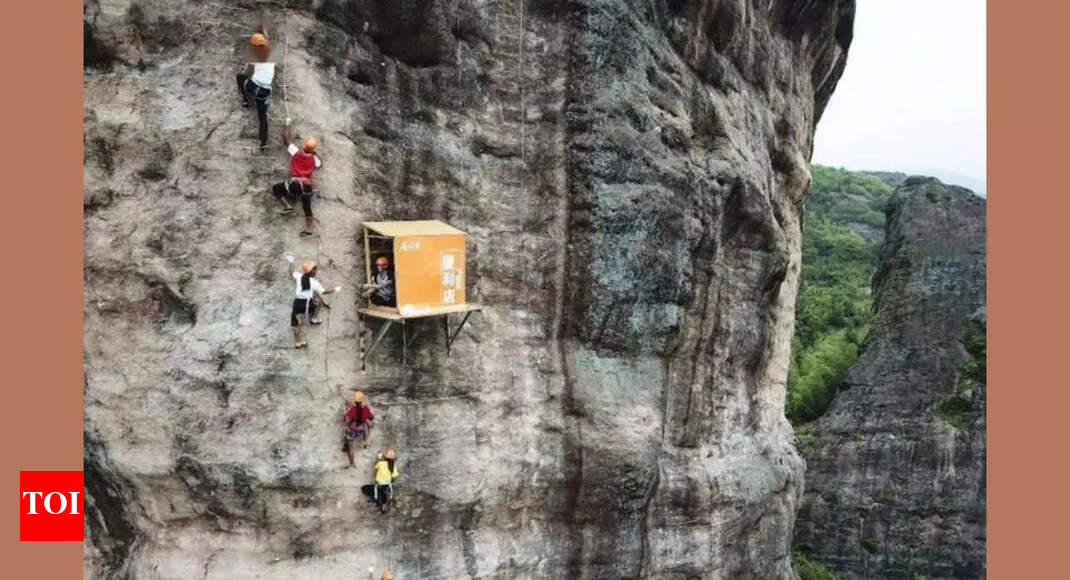 Unbelievable! THIS convenience store in China is on a cliff at 393 feet ...