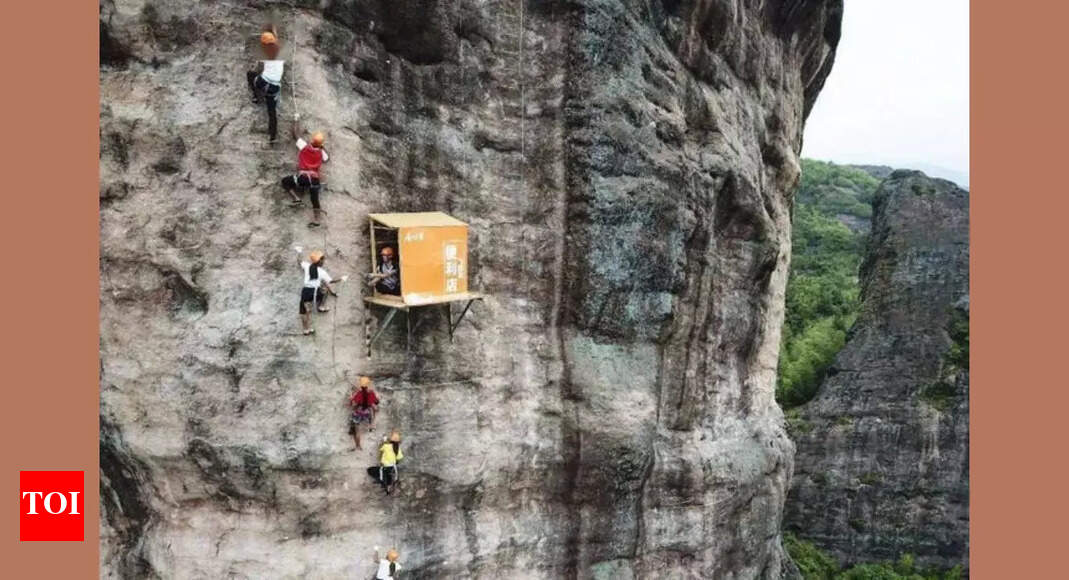 Unbelievable! THIS convenience store in China is on a cliff at 393 feet ...
