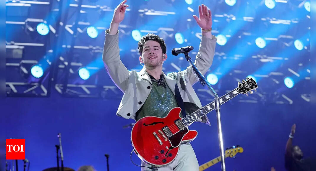 Nick Jonas screams 'Ouch' as he falls on stage while performing; here's ...