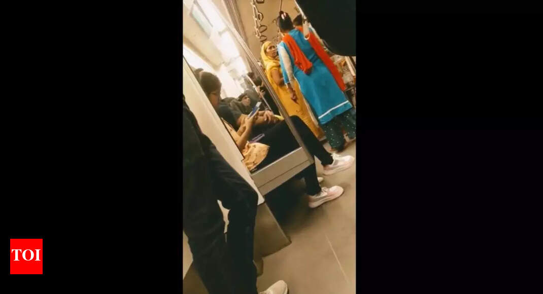 Women fight in Delhi Metro, video goes viral - Times of India