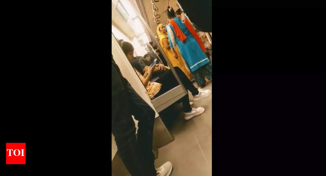 Women fight in Delhi Metro, video goes viral - Times of India