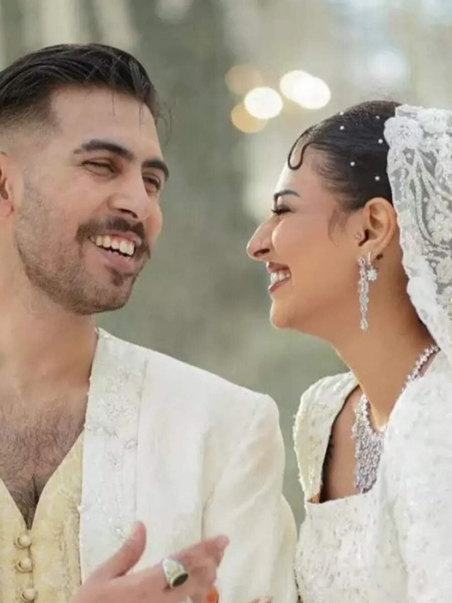 Stylish wedding photos of Pakistani actress Anzela Abbasi and Tashfeen ...