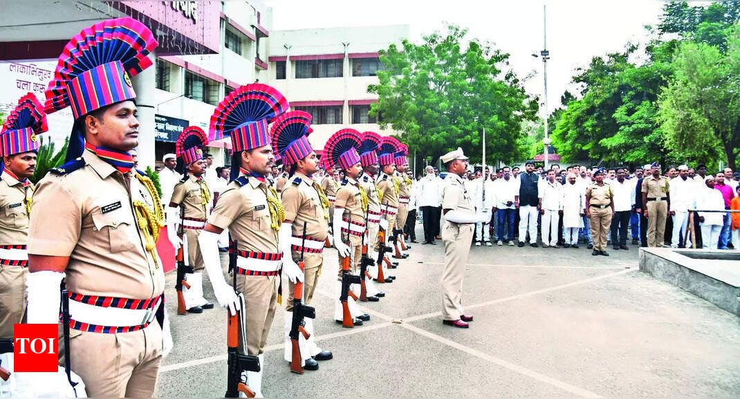 Independence Day: Freedom Fighter Rangnath Hiwale Felicitated At ...