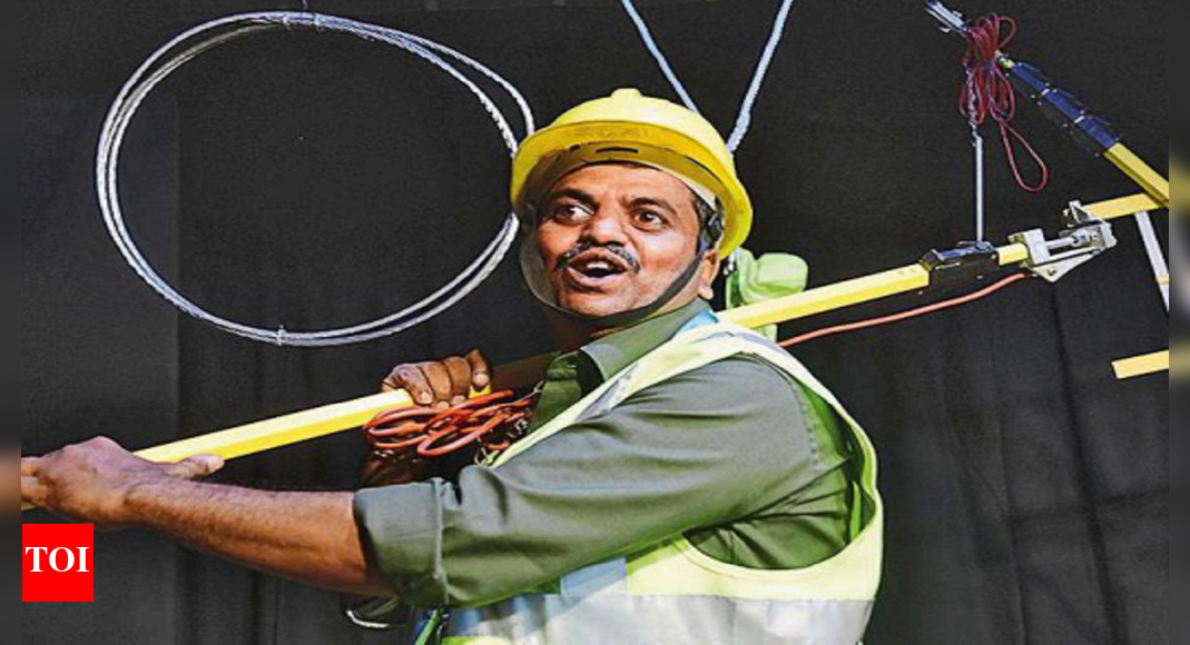 Lineman takes to stage to prevent electricity mishaps | Bengaluru News ...