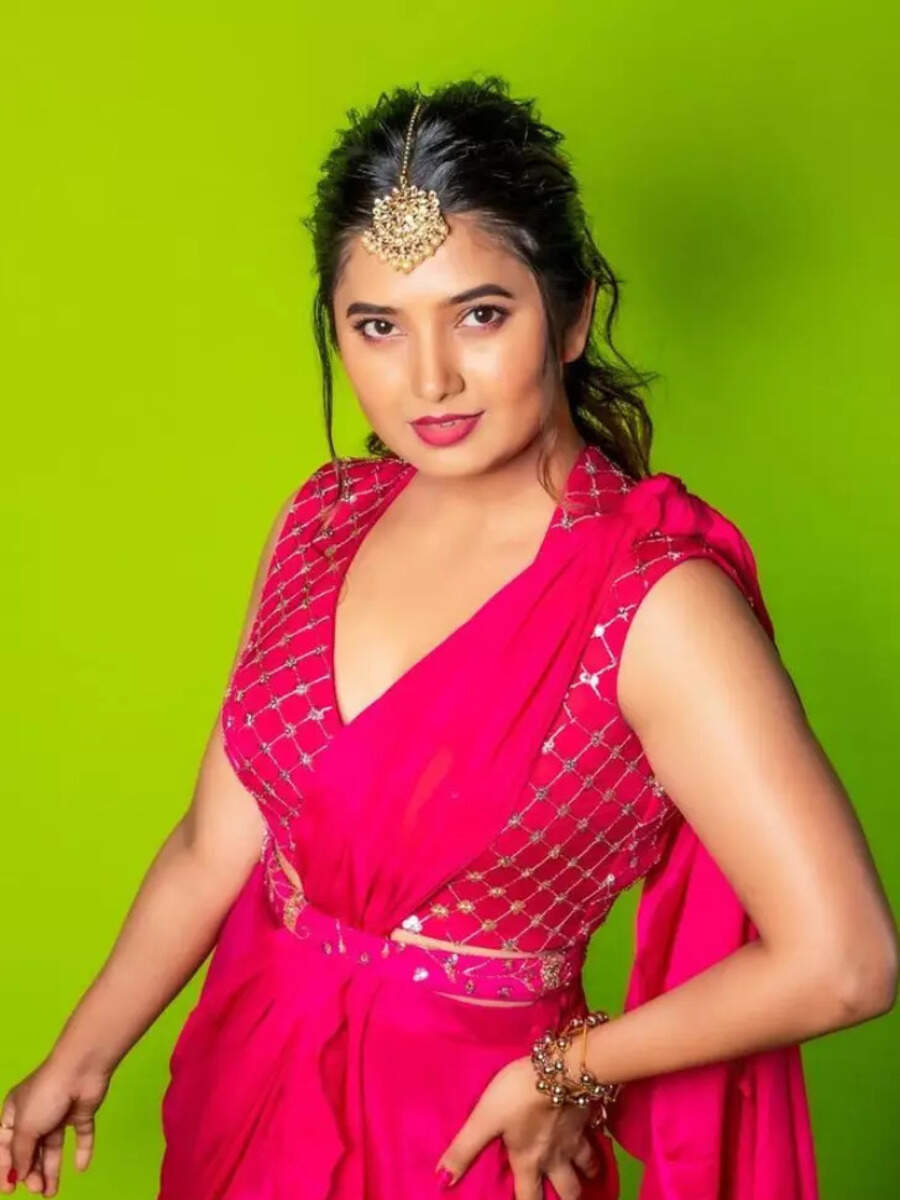 Prajakta Mali shines in pink outfits | Times of India