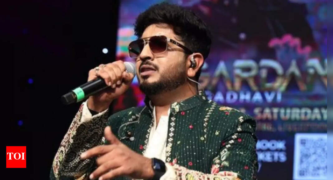 Watch: Jigardan Gadhavi performs 'Rangalo X Pehli Vaar Aaaje X Maragdo ...
