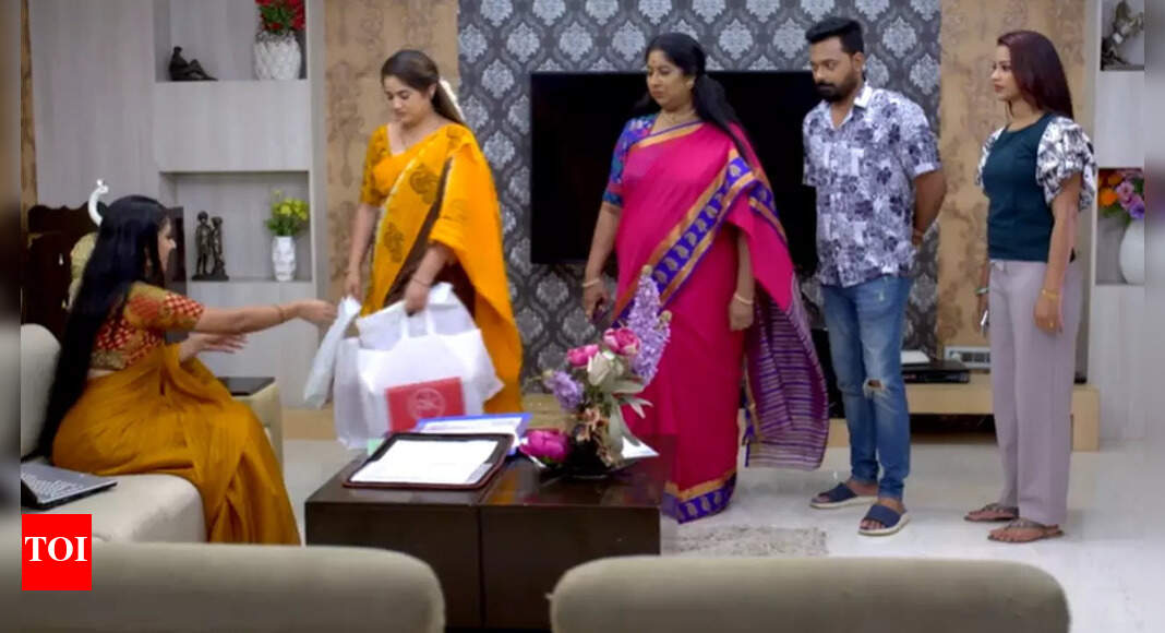 Manimuthu: Jayamohini confronts Radhika and Krishna - Times of India