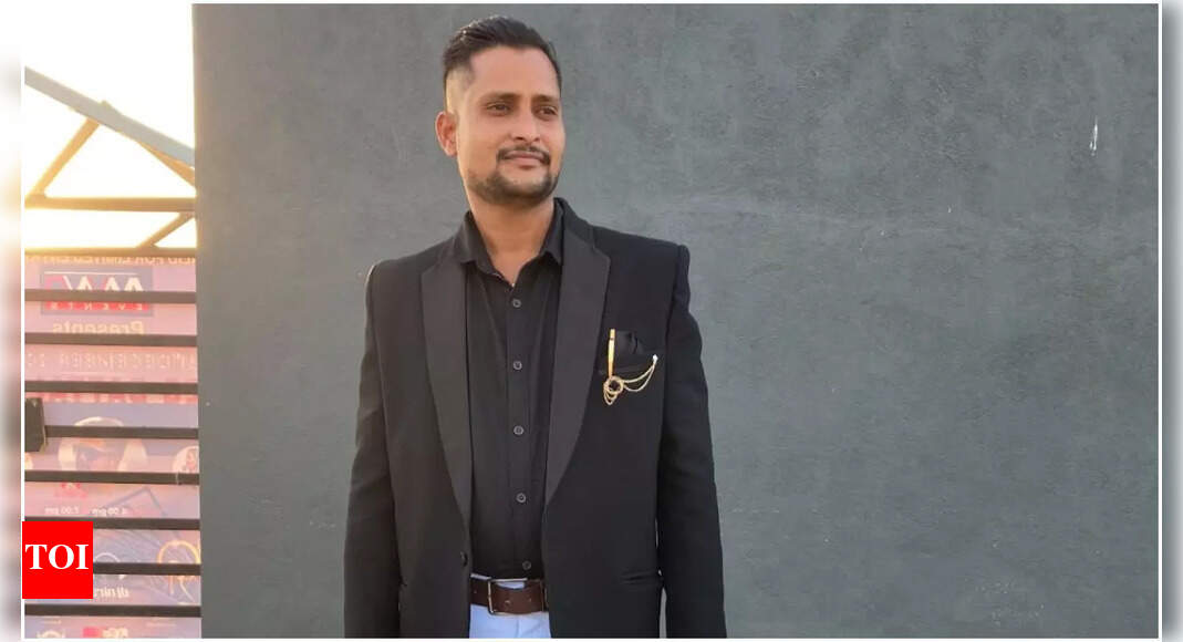 Raj Jagatsinh units India with the song 'Hume Pyar Hai Vatan Se ...