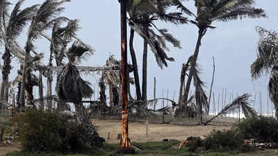 Strom Hilary: Rain from tropical storm Hilary swamp roads, trap cars ...