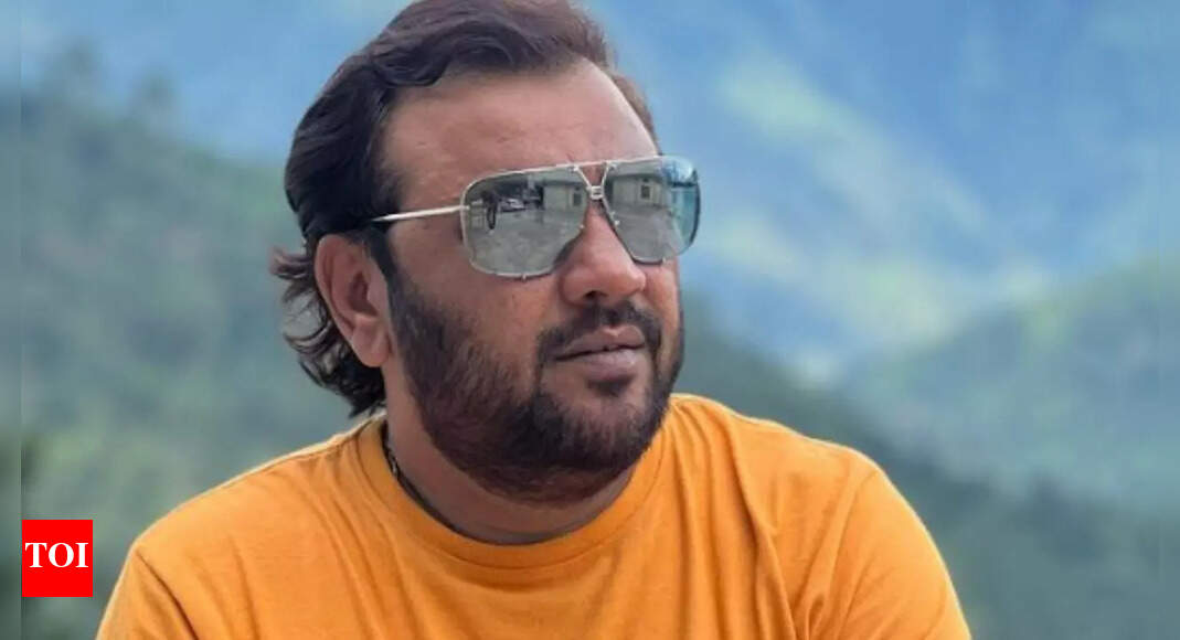 Kirtidan Gadhvi rocks the Perth stage with a musical patriotic ...