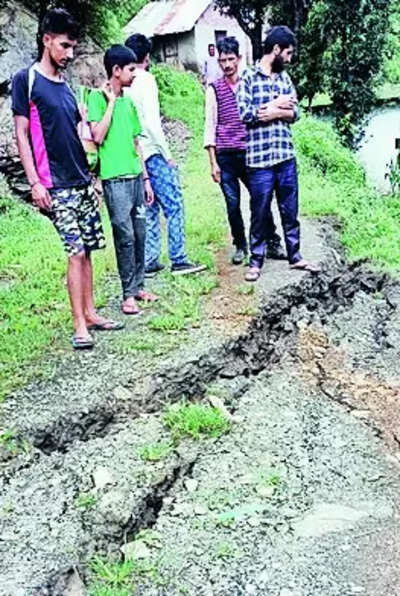 Plate Tectonics: Cracks Appear In Mandi Village, Residents Evacuated ...