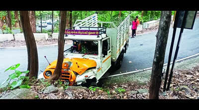 Van Rams: 23 Injured As Van Rams Roadside Tree | Coimbatore News ...
