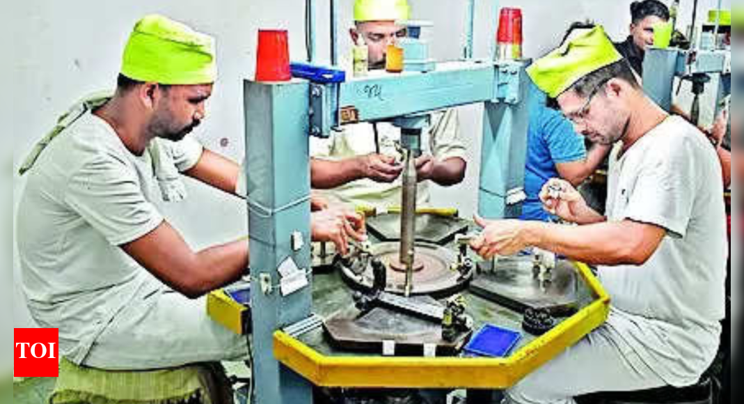 Surat jail inmates polish 25,000 diamonds a month | Surat News - Times ...