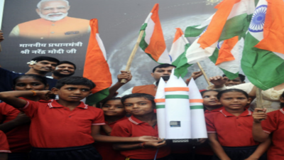 Moon: Sullivan, Nasa, ESA, Russia, UK hail India’s ‘historic’ Moon ...