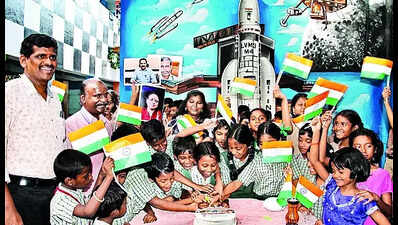 Moon Landing: Students, Public Cheer Moon Landing | Madurai News ...
