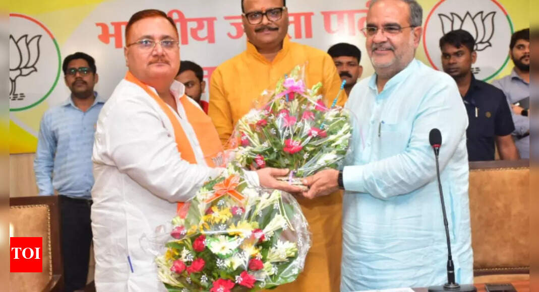 Former Madhuban MLA Umesh Pandey joins BJP ahead of Ghosi bypolls ...