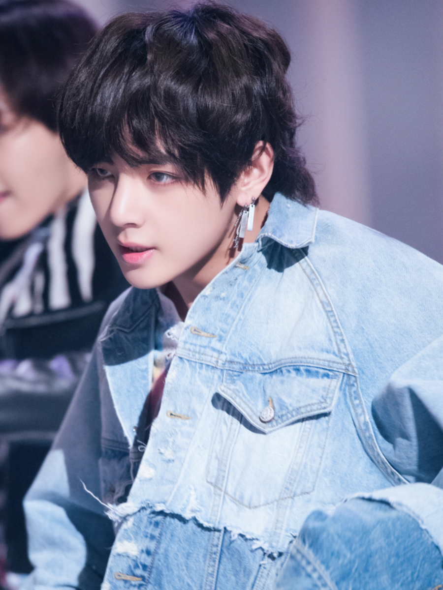 BTS' V Loves Denim Fashion And Here's Proof | Zoom TV