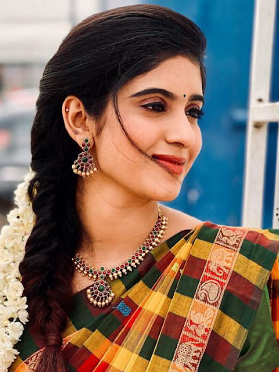 Swetha Senthilkumar dazzles in glamorous outfits | Times of India