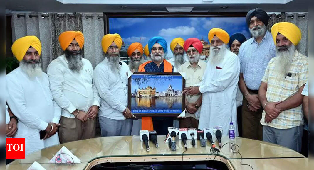 Indian ambassador to US Taranjit Singh Sandhu pays obeisance at Golden ...