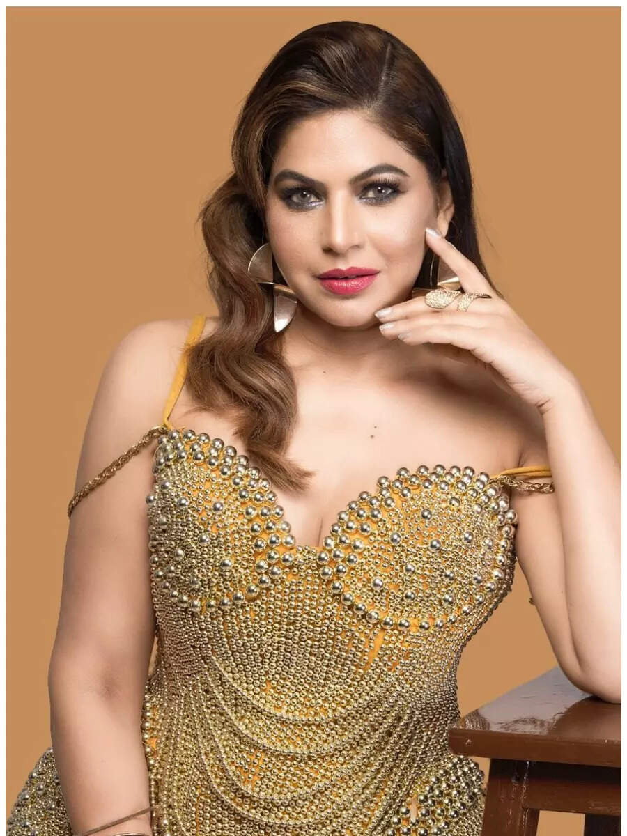 Komal Thacker sets the temperature soaring in these captivating clicks ...