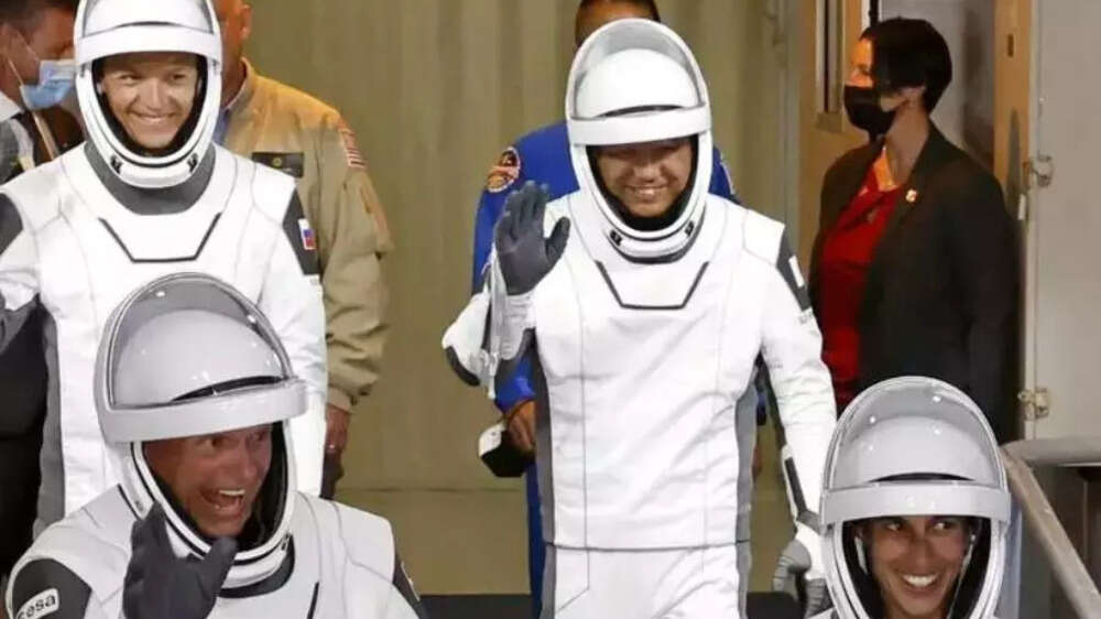 Spacex Launches New Space Station Crew With 4 Astronauts From 4
