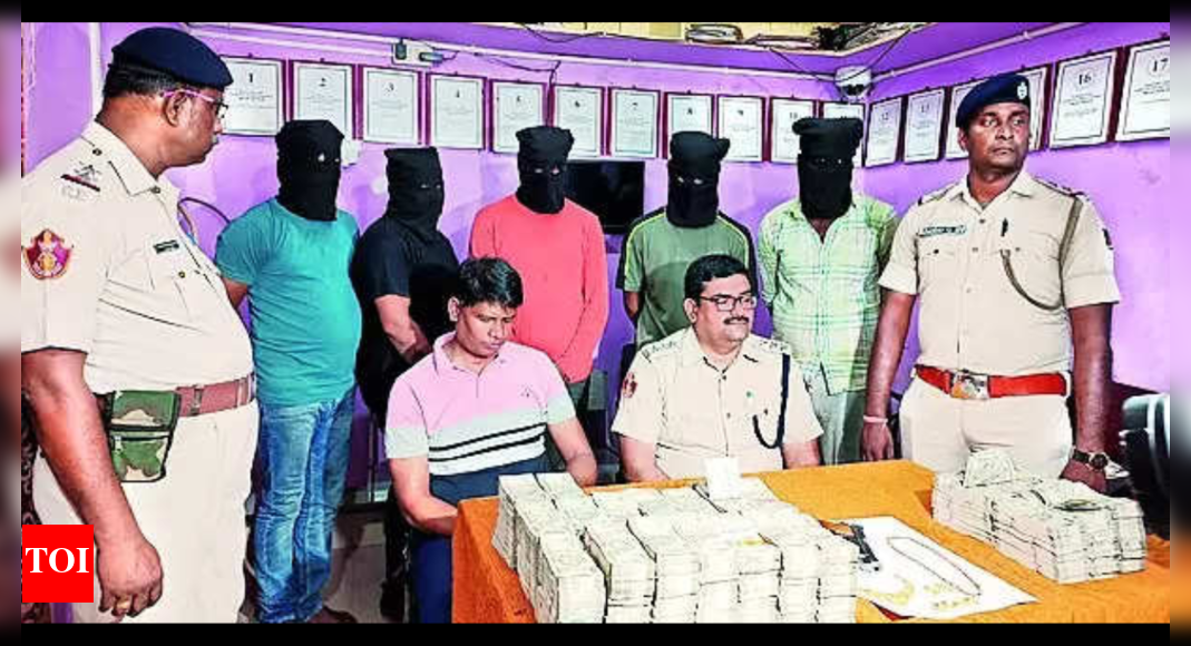 CBI Officers: 5 'fake' CBI officers held for robbing contractor of Rs 1.7 crore | Bhubaneswar ...