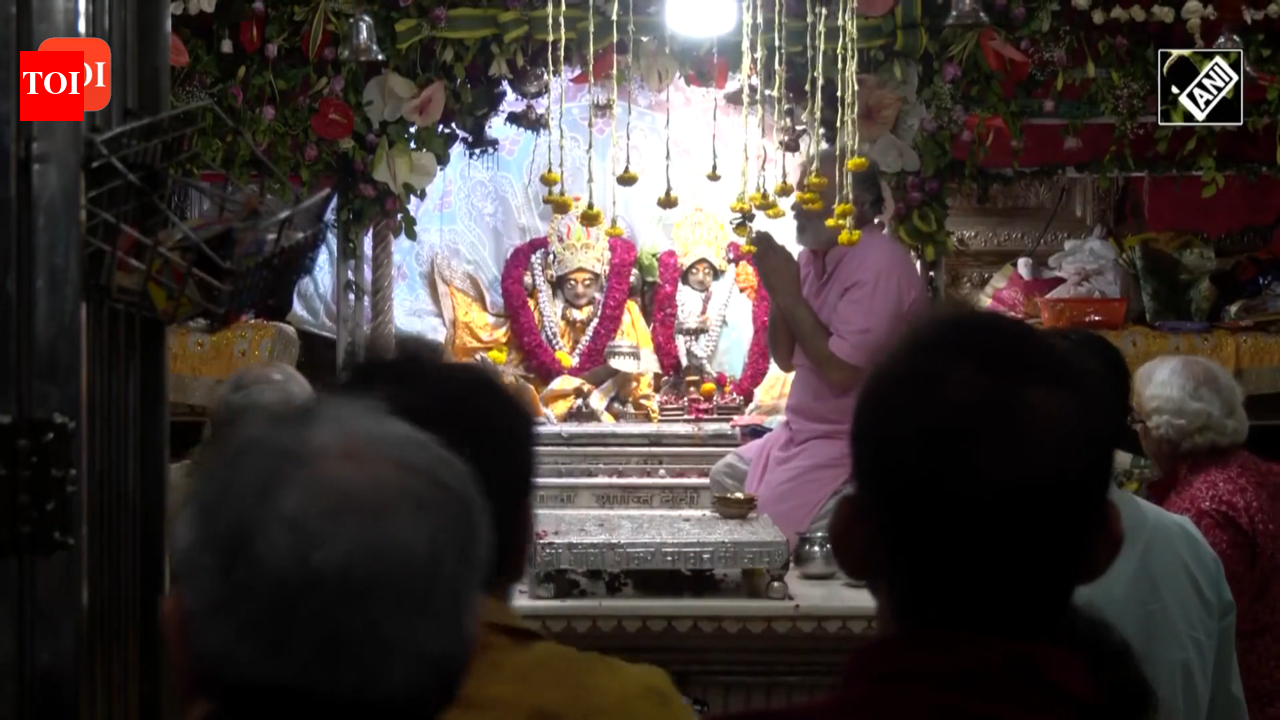 Delhi: Devotees offer prayers at Gauri Shankar Temple on last Monday of ...