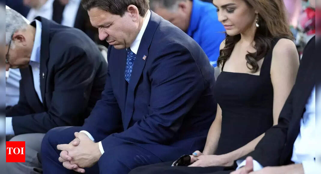 Ron Desantis: Florida governor Ron Desantis booed at vigil as hundreds ...