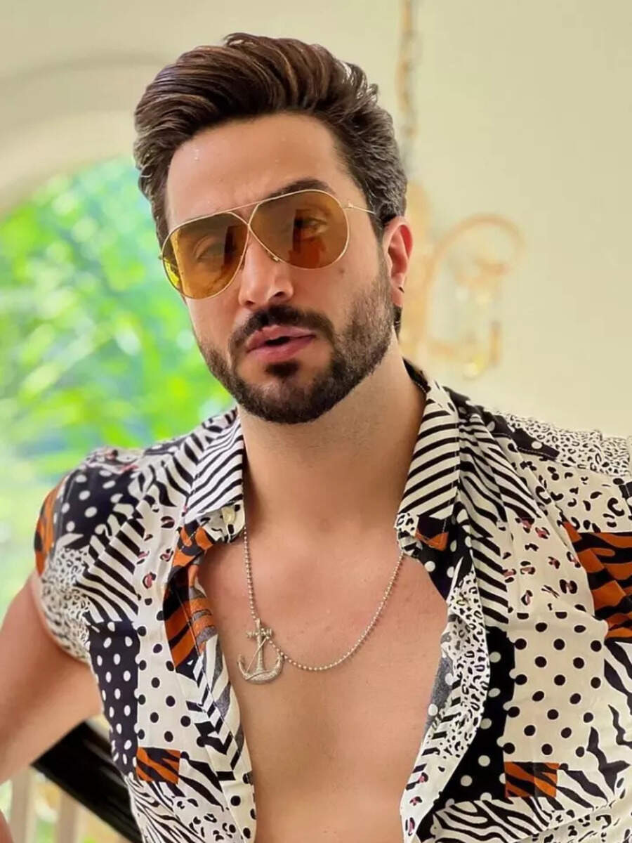 Meet 9 TV Hunks Who Have Razor-Sharp Jawlines | Zoom TV