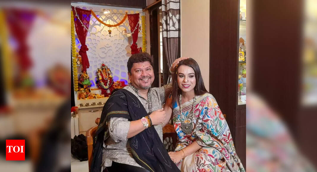 Director Ram Kamal ties rakhi from transwoman actor Shree Ghatak ...