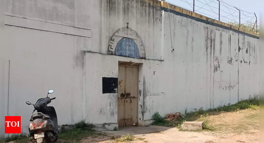 Four prisoners escape from Borsad sub-jail in Gujarat's Anand district ...