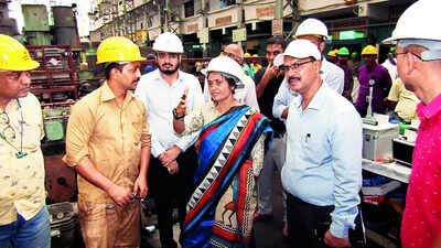 Pakistan: 1st Woman Drm Of Bhusawal Division Terms Trespass A Major ...