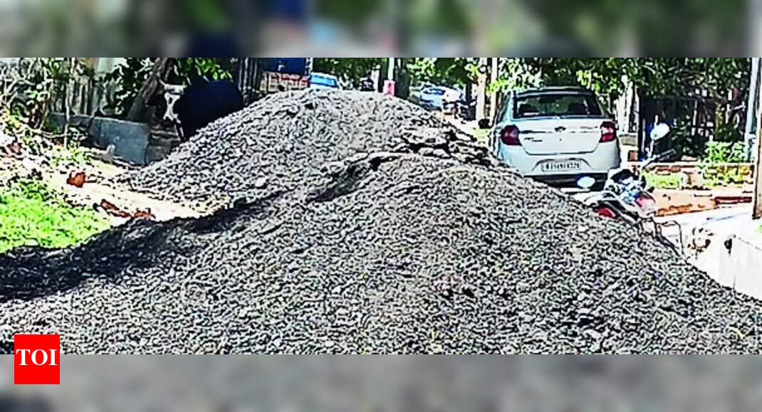 Debris Piles: Debris Piles Up In Aayakar Nagar Colonies, Locals Upset ...