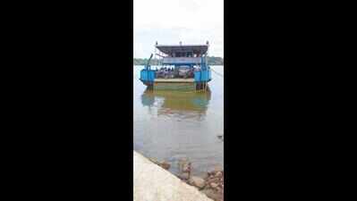 Ferry stranded near Chorao jetty after ramp breaks | Goa News - Times ...