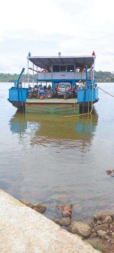 Ferry stranded near Chorao jetty after ramp breaks | Goa News - Times ...