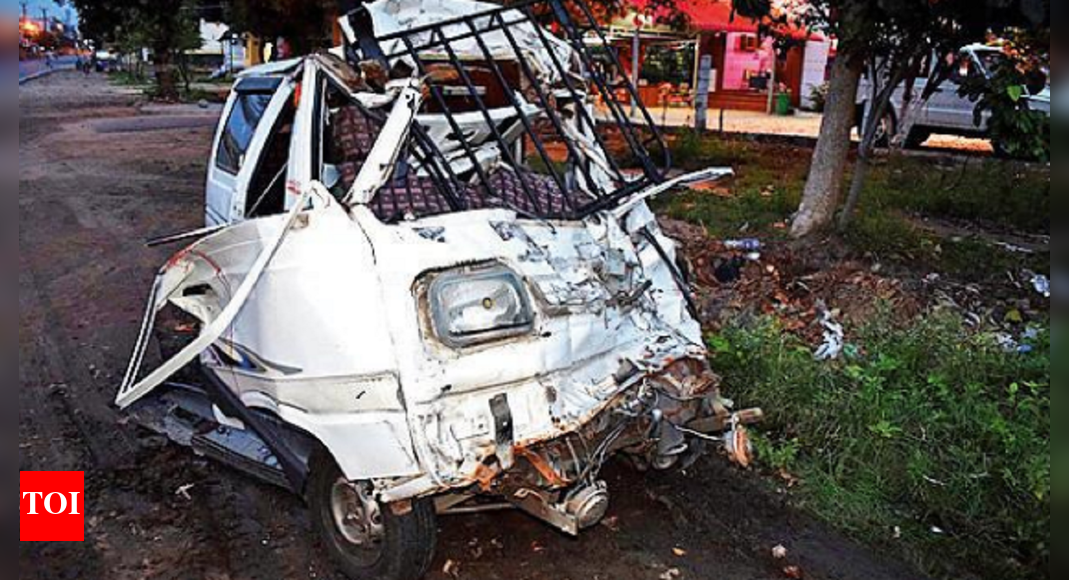Six killed as omni van crashes into stationary truck | Salem News ...