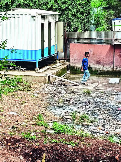 Garbage Dump: Workers’ Camp At Construction Site Turns Into Garbage ...