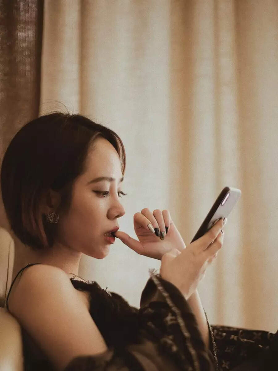 9 mobile phone etiquettes that people must follow | Times of India