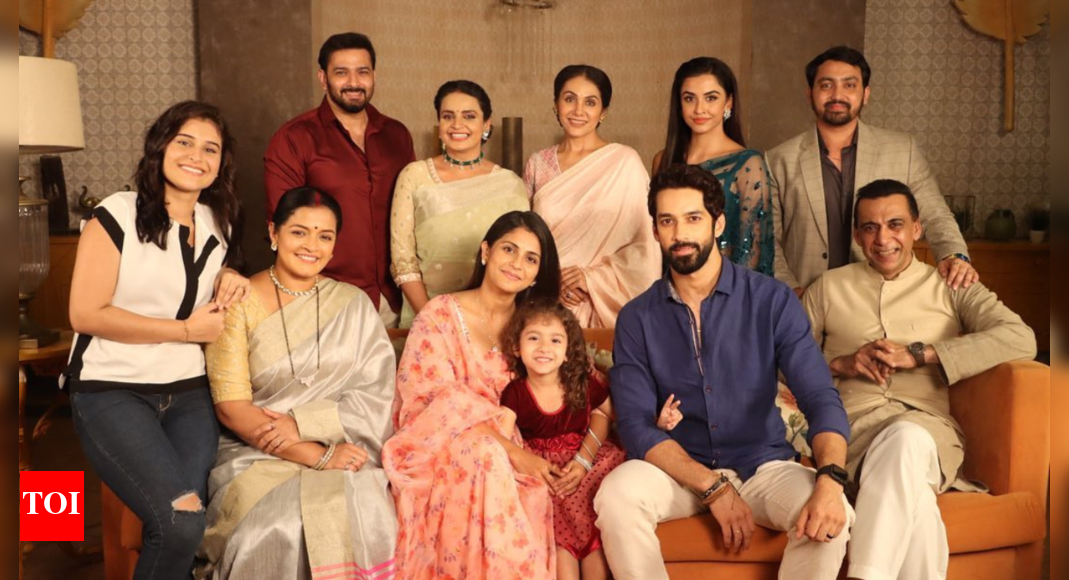 Imlie fame Megha Chakraborty shares the last Rana family picture as she ...