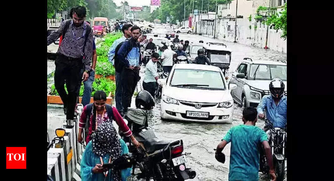 Flooded roads halt traffic, commuters hit | Lucknow News - Times of India