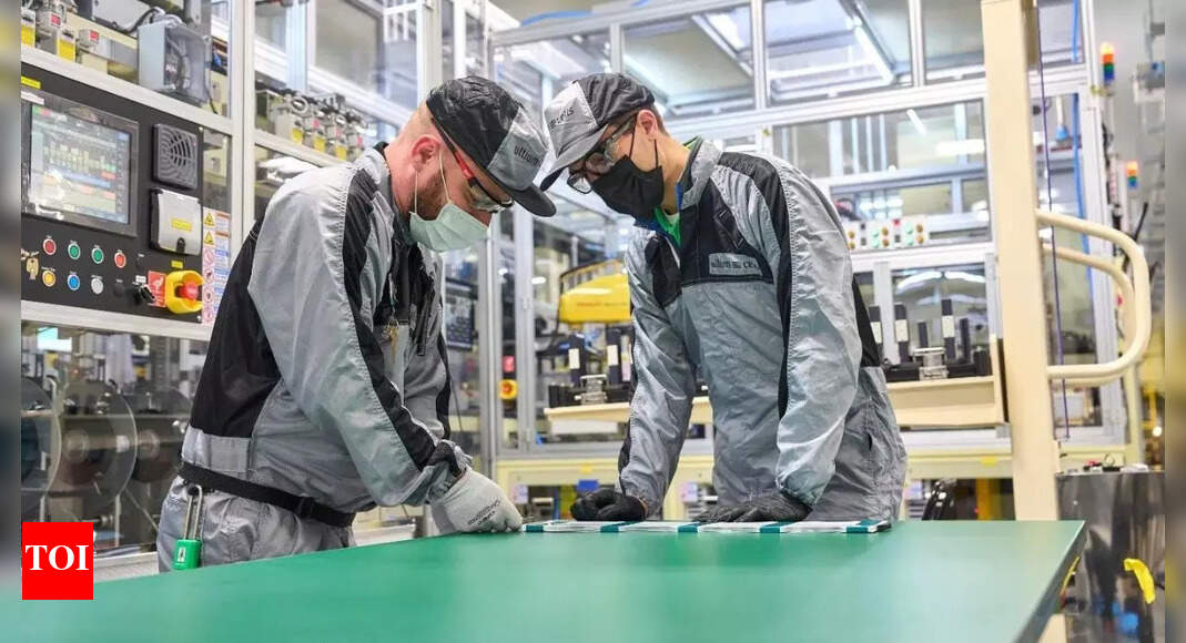 US auto labor talks intensify near strike deadline - Times of India