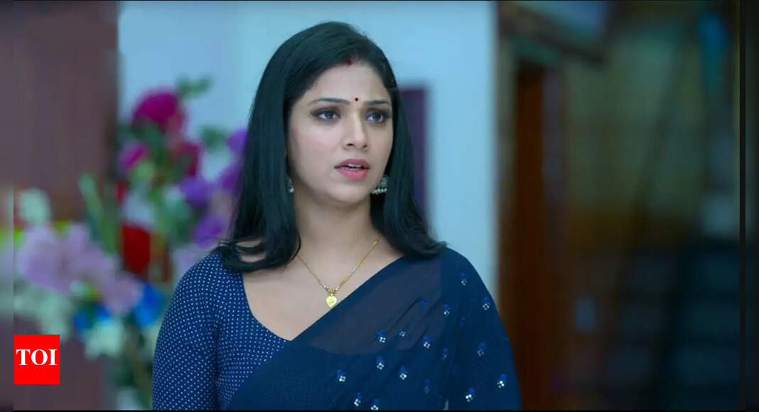 Manimuthu: Kavya overhears Krishna and Radhika's private conversation - The Times of India