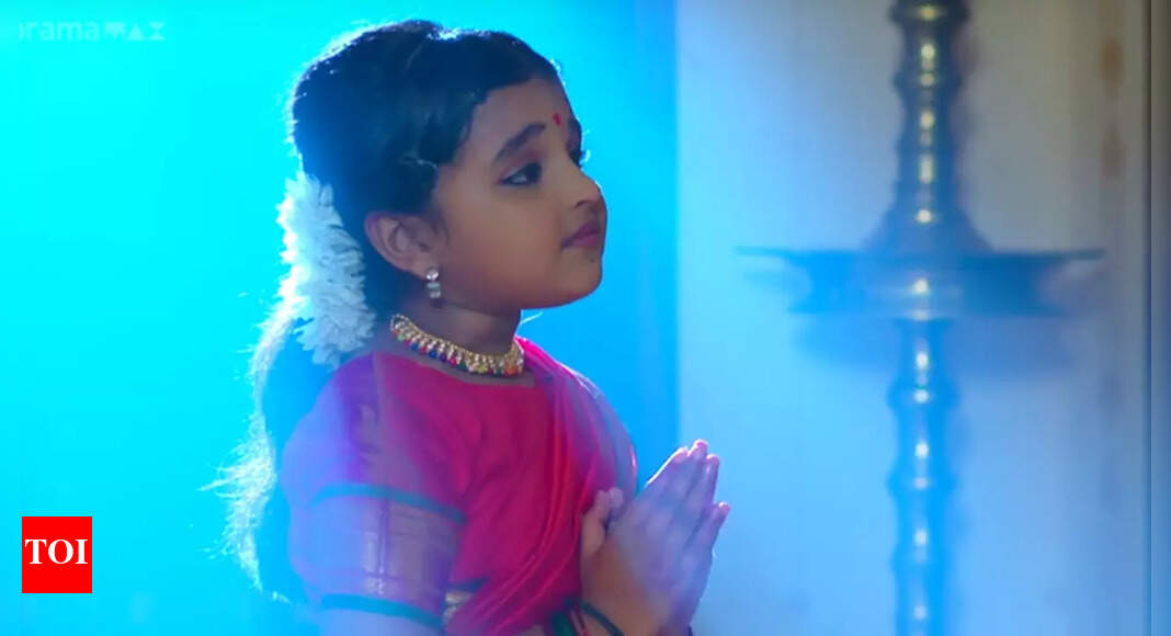 Manimuthu: Kavya suspicious of Manikutty's prayer song - Times of India