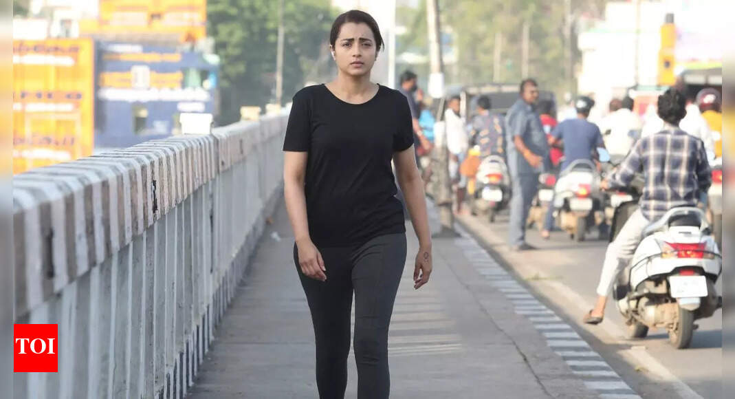 Here's how fans reacted to seeing Trisha after 20 years in Madurai ...