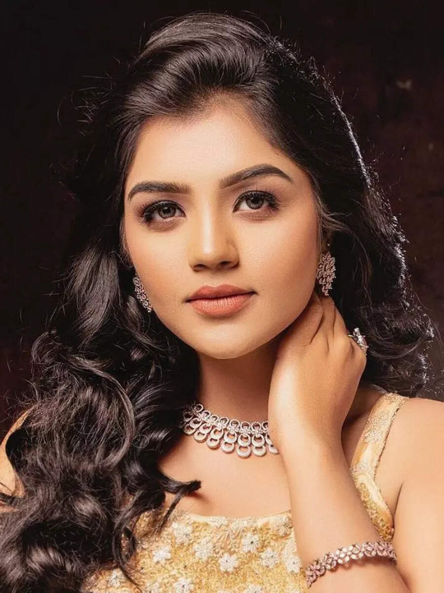 Breathtakingly beautiful looks of Paavam Ganesan actress Suveta ...