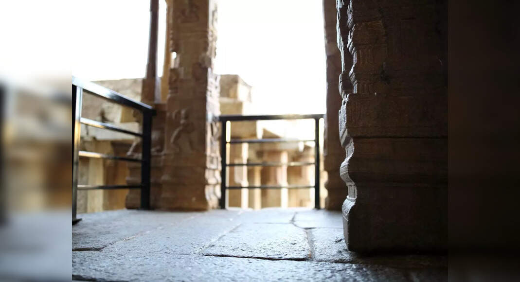 Mystery behind the Hanging Pillar at Lepakshi in Andhra Pradesh, Andhra ...